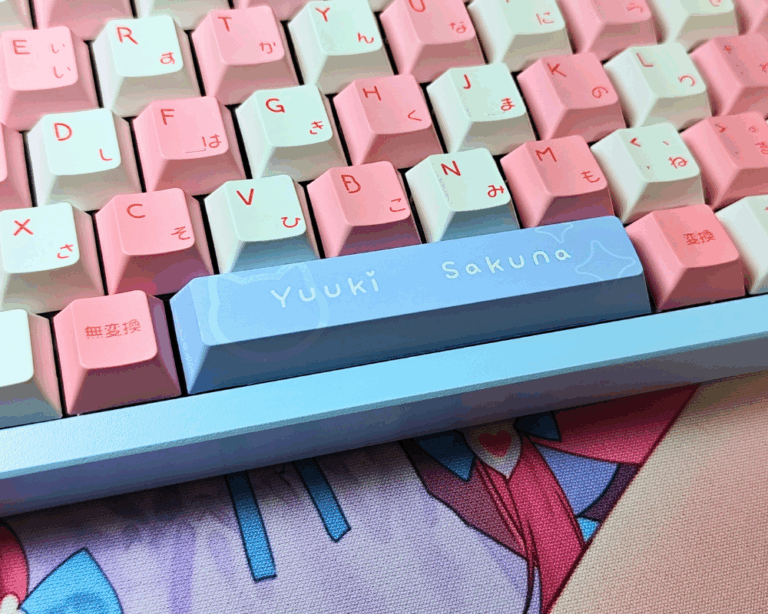 【先行レビュー】本体重量約2kgで愛の重さも最上級⁉️ 5月26日予約開始『結城さくな×AMICIS』コラボ！ 『 ゲーミングキーボード 80HE 日本語配列 』＆ 『マウスパッド 仁 ...